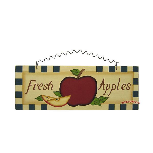 リンゴモチーフの木製の壁掛プラキューです。カントリーブルーチェックの落ち着いた色合いの商品です。サイズ：幅26cmｘ高9.5ｃｍ（ワイヤ含まない）／USA輸入品木・鉄ワイヤ／中国製ペイントムラや擦れなどのあるカントリー雑貨です。ご覧の環境で...