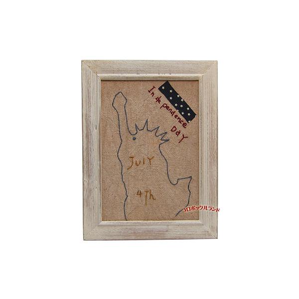 アンティーク仕上げのステッチフレームです。（新品）各月に関係するような刺繍がされています。サイズ（約）：幅15.5cmｘ高20.5cmｘ厚1.3cm（フレーム本体）わざと汚したような加工が施されたアンティーク仕上げです。ご覧の環境で多少色が...