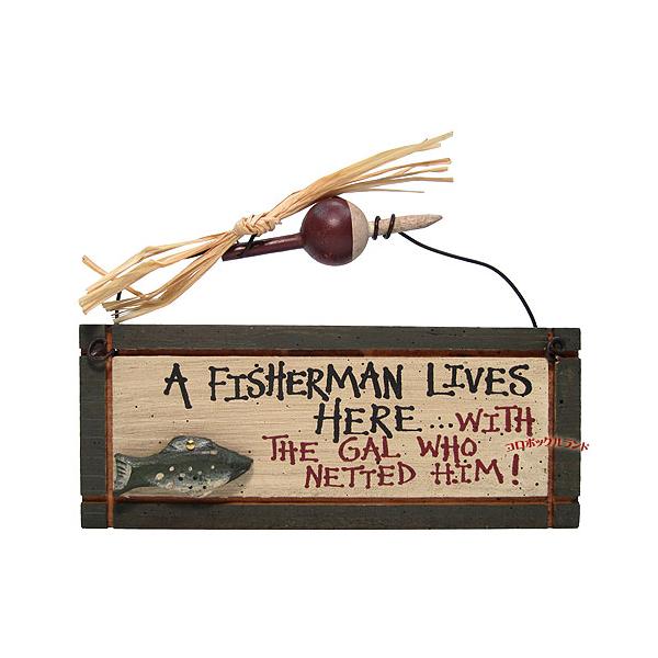 魚釣りモチーフのウッドサインです。３種類販売しています。サイズ（約）：幅15.5cmｘ高6.5cmｘ厚1.2cm／ワイヤ含まない／USA輸入品商品毎に多少サイズや形状が異なります。ペイントムラや擦れなどのあるカントリー雑貨です。ご覧の環境で...