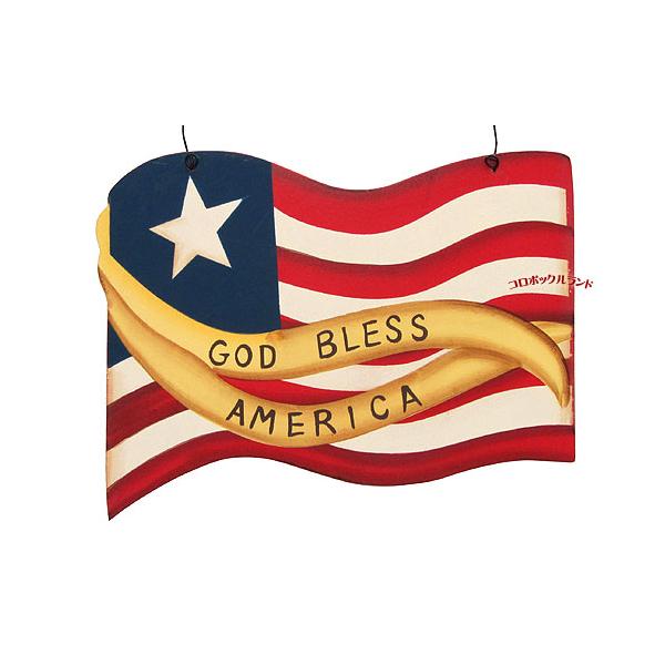 アメリカンフラッグデザインの壁掛プラキューです。軽量ですので押しピンなどでディスプレイできます。サイズ（約）：幅15.2cmｘ高12cm（ワイヤー含まない）／USA輸入品木・鉄ワイヤー／中国製ペイントムラや擦れ、色トビなどのあるアメリカンカ...