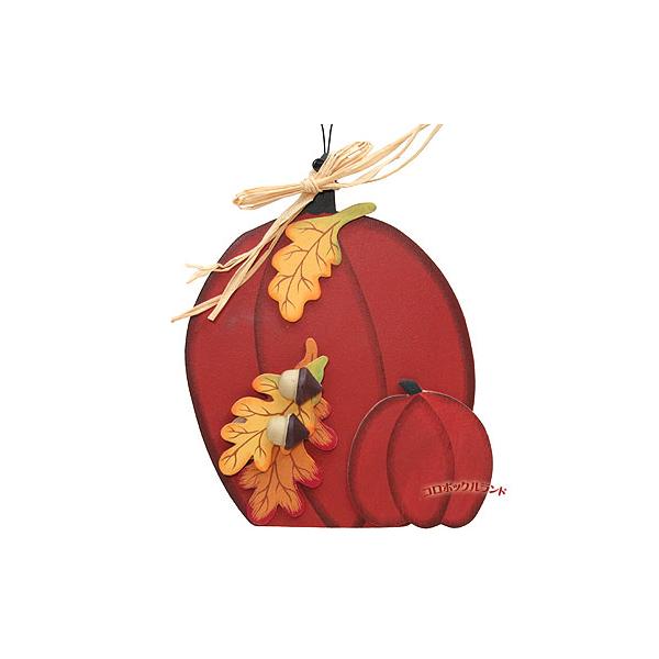 かぼちゃデザインの木製壁掛です。一部パーツが立体的になってます。軽量ですので押しピンなどでディスプレイできます。サイズ（約）：幅13cmｘ高16cm（ワイヤー含まない）／USA輸入品木・鉄ワイヤー／中国製ペイントムラや擦れ、色トビなどのある...