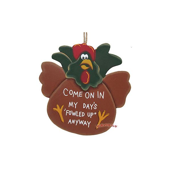 あいきょうのある表情をしたニワトリさんの木製壁掛です。軽量ですので押しピンなどでディスプレイできます。２色販売しています。サイズ（約）：幅18cmｘ高17cm（ワイヤー含まない）／USA輸入品木・ワイヤー／中国製ペイントムラや擦れ、色トビな...