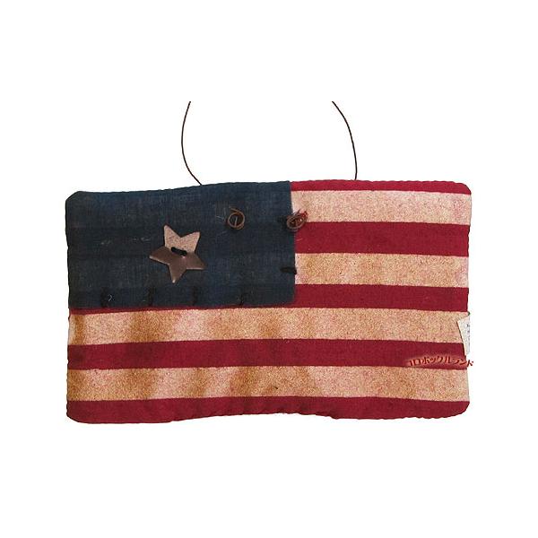 ファブリック製の壁掛ハンギングオーナメントです。ペイントで表面を汚した加工が施されています。ハウスやフラッグ、クロウ＆パインなど定番デザインを販売しています。サイズ（約）：幅14.5cmｘ高8.5cm（ワイヤー含まない）／USA輸入品商品毎...