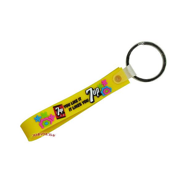 セブンアップのキーリングストラップです。カギはもちろん、バッグやポーチのワンポイントにどうぞ♪ロゴや文字が立体的に加工されています。サイズ（約）：全長12cm／デザインC柔らかいPVC（塩ビ）ラバーで一部のロゴなどが立体的になっています。ご...