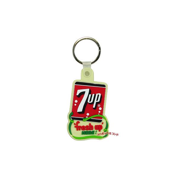 セブンアップのPVCラバー製のキーチェーンです。カギはもちろん、バッグやポーチのワンポイントにどうぞ♪ロゴや文字が立体的に加工されています。サイズ（約）：全長10cm／デザインCラバーのように柔らかいPVC（塩ビ）です。ご覧の環境で多少色が...