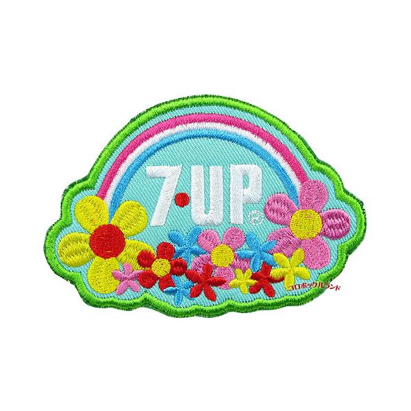 セブンアップのクラシックデザインの刺繍ワッペンです。バッグやポーチ、キャップのデコレーション、リメイクにどうぞ♪サイズ（約）：10cmｘ6.8cm／デザインD／透明袋入り／ポリエステル裏面ノリ付きで簡単にアイロン接着できますが表面の凹凸の激...