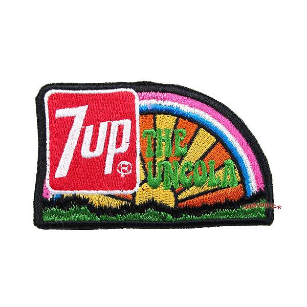 セブンアップのクラシックデザインの刺繍ワッペンです。バッグやポーチ、キャップのデコレーション、リメイクにどうぞ♪サイズ（約）：9cmｘ5.6cm／デザインE／透明袋入り／ポリエステル裏面ノリ付きで簡単にアイロン接着できますが表面の凹凸の激し...