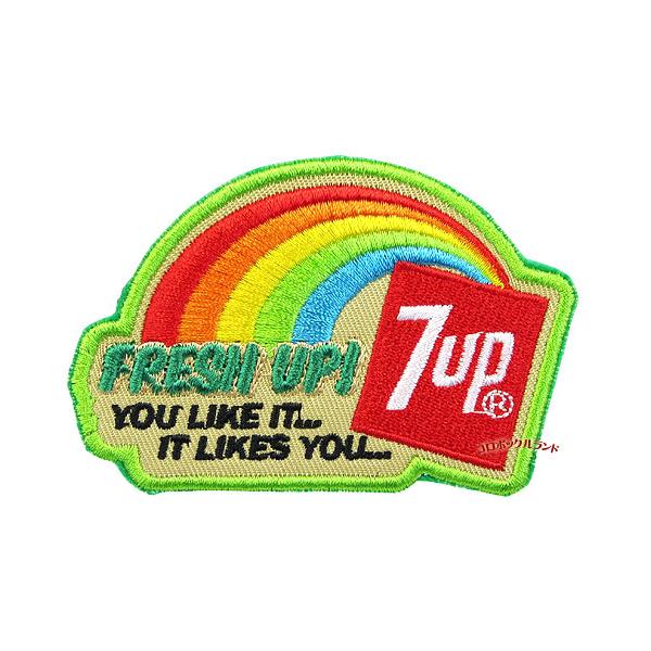 セブンアップのクラシックデザインの刺繍ワッペンです。バッグやポーチ、キャップのデコレーション、リメイクにどうぞ♪サイズ（約）：幅9cmｘ6.1cm／デザインG／透明袋入り／ポリエステル裏面ノリ付きで簡単にアイロン接着できますが表面の凹凸の激...