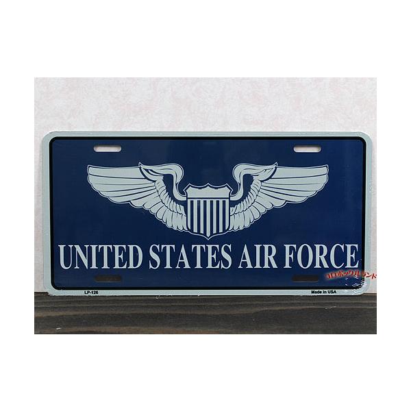 USA製のナンバープレートサイズのデザインプレートです。カラフルポップなデザインからアートなものまで200種類以上を販売しています。プレートにはフラットなものと凸凹したエンボス加工の２種類があります。余白のあるプレートは愛車のナンバーやお好...