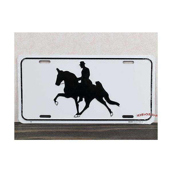 USA製のナンバープレートサイズのデザインプレートです。カラフルポップなデザインからアートなものまで200種類以上を販売しています。プレートにはフラットなものと凸凹したエンボス加工の２種類があります。余白のあるプレートは愛車のナンバーやお好...