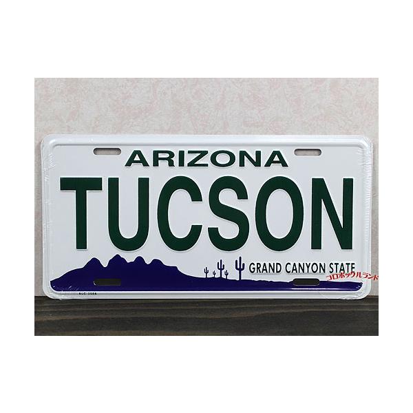 USA製のナンバープレートサイズのデザインプレートです。カラフルポップなデザインからアートなものまで200種類以上を販売しています。プレートにはフラットなものと凸凹したエンボス加工の２種類があります。余白のあるプレートは愛車のナンバーやお好...