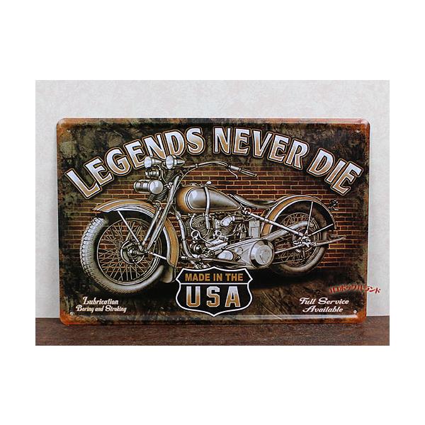 アンティークデザインのブリキ看板です。（新品）サビたように見える部分もプリントデザインです。ルート66やフラッグ、バイク・車など20種類以上のデザインを販売しています。リム部分が立体的に加工されています。また中央部分が少し盛り上がるように四...