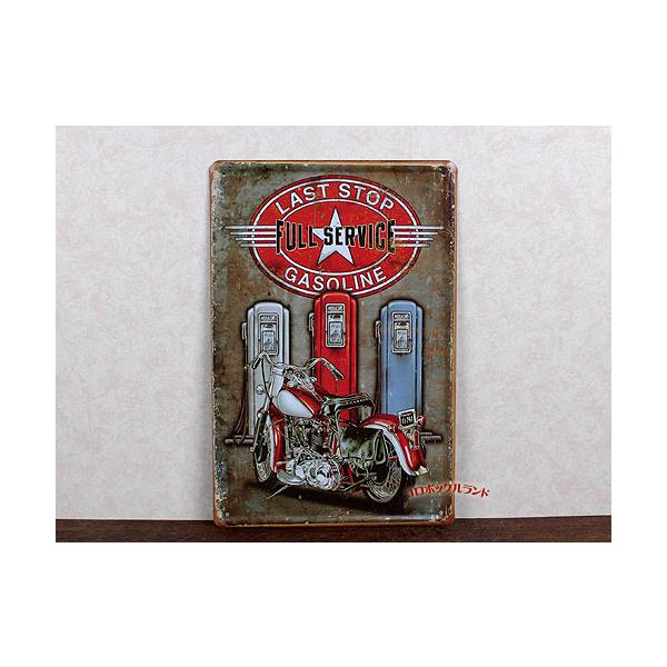 アンティークデザインのブリキ看板です。（新品）サビたように見える部分もプリントデザインです。ルート66やフラッグ、バイク・車など20種類以上のデザインを販売しています。リム部分が立体的に加工されています。また中央部分が少し盛り上がるように四...