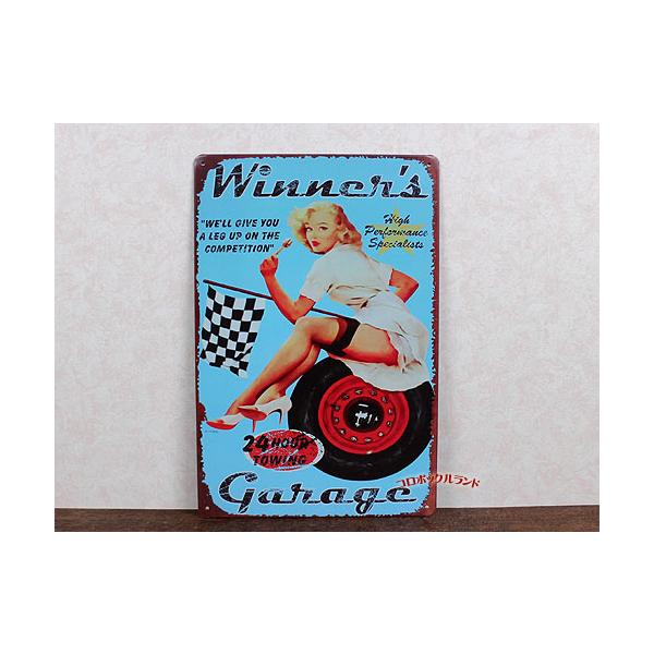 アンティークデザインのブリキ看板です。（新品）サビたように見える部分もプリントデザインです。ルート66やフラッグ、バイク・車など20種類以上のデザインを販売しています。サイズ（約）：30cmｘ20cm（A4サイズ）／中国製デザイン：GARA...