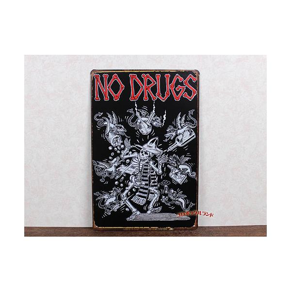 アンティークデザインのブリキ看板です。（新品）サビたように見える部分もプリントデザインです。ルート66やフラッグ、バイク・車など20種類以上のデザインを販売しています。サイズ（約）：30cmｘ20cm（A4サイズ）／中国製デザイン：NO D...