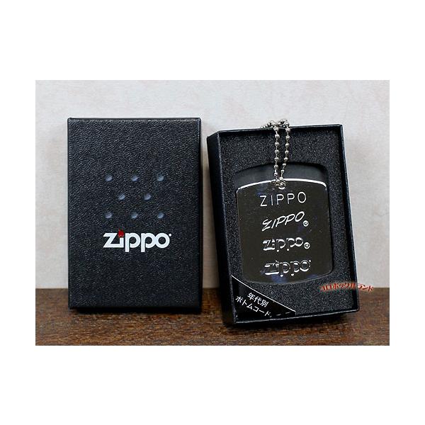 ジッポのタグプレートボールチェーンです。1枚にはZIPPOの年代別ロゴデザインが、もう1枚にはZIPPOの年代が一目でわかるボトムコードが刻印されています。表1933年〜1981年／裏1982〜2010年化粧箱入りでギフトにもお勧めです。シ...