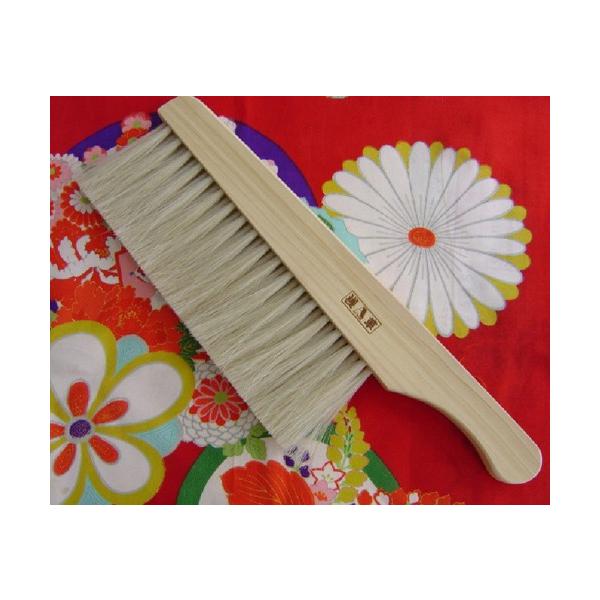 大切なお着物や帯などの和装品のお手入れに！江戸の文化が息づく町、東京浅草で先代より受け継いだ熟練された技術を守るブラシ職人が作り老舗旅館の女将も愛用する逸品！「アートブラシ社 和装ブラシ「雅　みやび」」 のご紹介です。 カタチ以上に想いがあ...