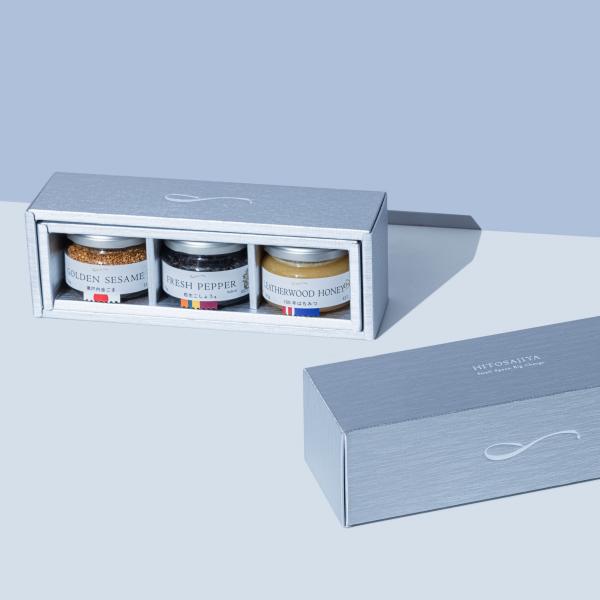 HITOSAJIYAの多彩な味覚をお届けするため、ギフトボックスをご用意致しました。大切な方への贈り物などにも最適です。・粒生こしょう（スリランカ・キャンディ産）昔ながらの農法で生産した、収穫したてのこしょうの果実を、生のまま天然塩に漬けま...