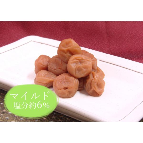 厳選した紀州の極上小梅をうす塩味仕立てで口当たりの良い梅干に仕上げました。小梅なので、一口でパクっと食べられるサイズでご飯のお供のみならず、お子様のおやつやお弁当・おにぎりの具にも最適です。●名称　調味小梅干●原材料名小梅・漬け原材料（還元...
