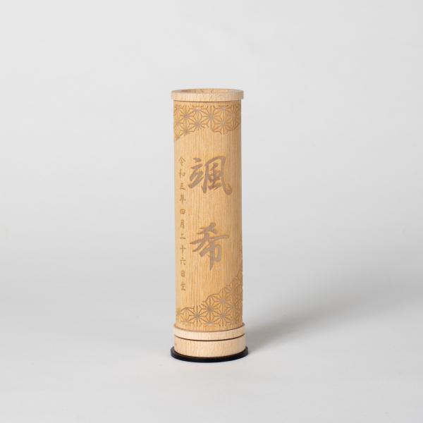 お子様の名前と生年月日を印字できる行燈です♪コンパクトサイズの雛人形や五月人形と一緒に飾るのにぴったり。お子様の節句の思い出を華やかに演出いたします♪●場所を問わず飾れるコンパクトサイズ】サイズは、直径4.5センチ高さ14センチ。コンパクト...