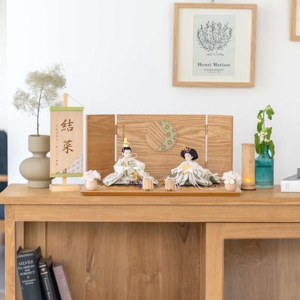 ＜コンパクトでシンプルな木製雛人形＞精巧な凛として美しい佇まいを天然木の優しいぬくもりが包み込む・・・まるで女の子の成長を温かく見守る家族の様に・・・そんなコンセプトから生まれた、親しみやすく、お子様と一緒に飾れる「ことの雛人形」です。＜注...