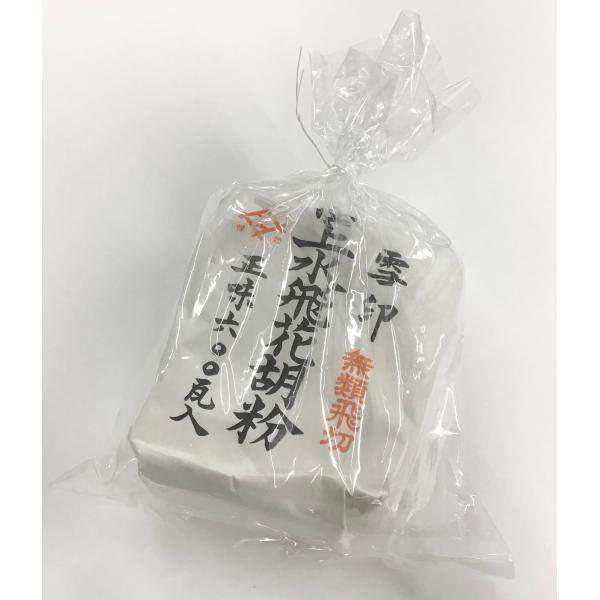 胡粉は、あたたかみのある日本古来の伝統的な白色顔料で、日本画を描くときの重要な“白”です。白色としての使用はもちろんのこと、他の絵具に混ぜることにより、色調の調整も可能です粉末状。業務用にも日本画から人形制作までお使い頂けます