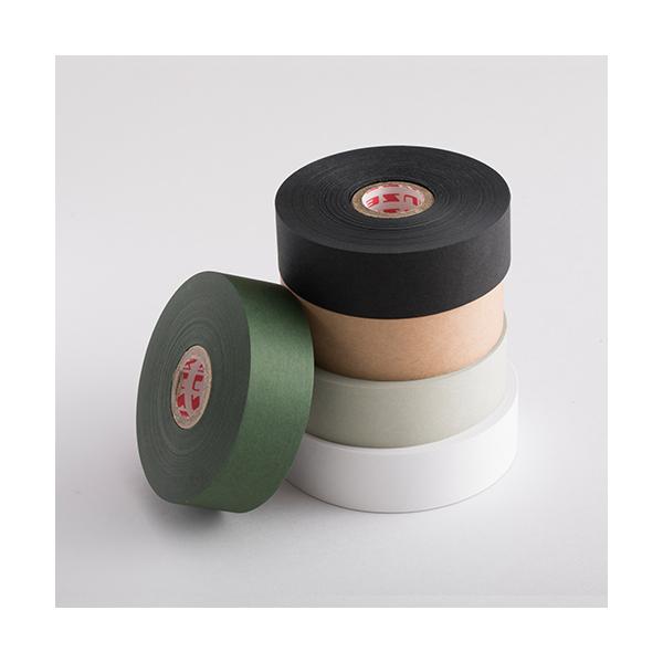商品名：ミューズカラーテープ（水貼りテープ）商品説明：水分を含ませることで粘着性を出すカラーテープです。各種パネル張りや額縁モールディング棹の裏張り、ベニヤ板の裏仕上げ用までお応えできるように色や幅を取り揃えています。クラフト色は製箱用にも...