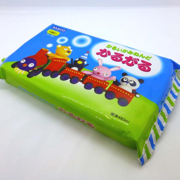 ◎かるがる従来の紙ねんどに比べ手につきにくく、いろいろな質感のものを芯材に使用することができる軽量紙粘土です。ねんどの色も白く、着色した色も鮮やかに発色します。品番：402002JAN：4902498720025パッケージサイズ：W180m...