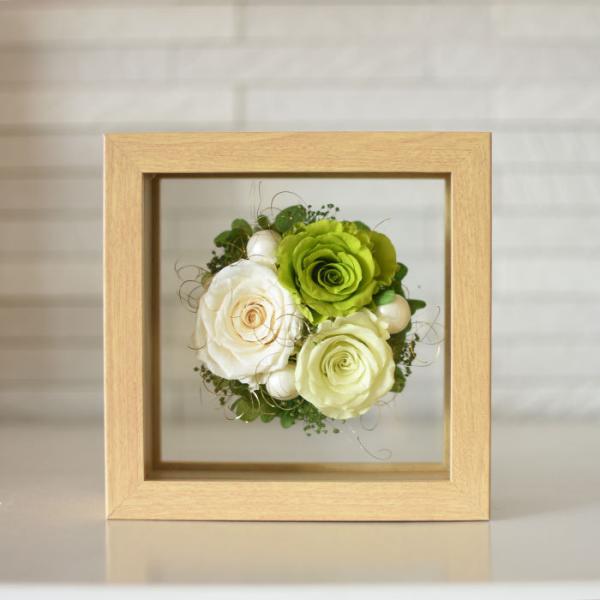 ナチュラルなウッドフレームにプリザーブドフラワーやドライフラワーを使用して花束を閉じ込めました。★大きさ★・縦横約  15cm※現在、文字入れをストップしております。再開までしばらくお待ちください。名入れ・文字入れのご希望があればサンドブラ...