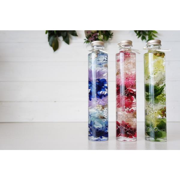 ★作品1本のお値段です。丁度いい存在感。置くとこ運ぶのに場所を取りません。瓶の下方にオリジナルデザインの入ったハーバリウム です。ささやかに贈る３色ハーバリウム 。★カラー・ブルー・レッド ・グリーン★LED台座やタティングレースも別途販売...