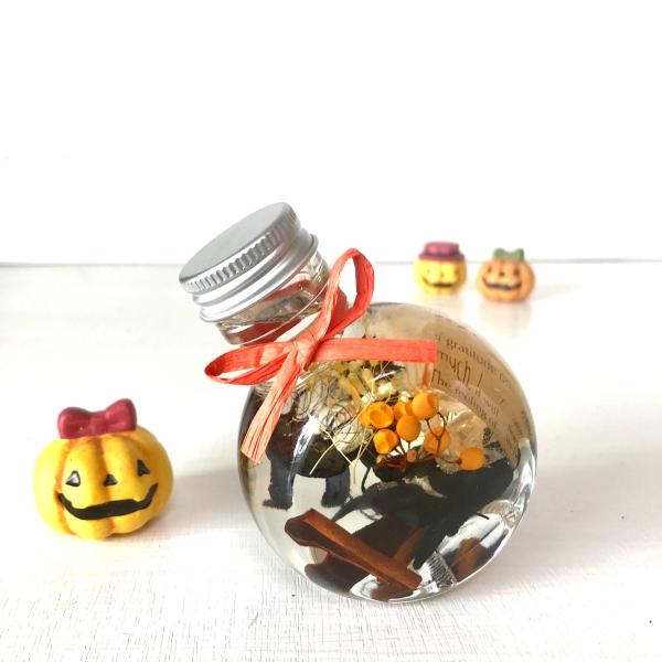 ハロウィンのハーバリウムです。★ギフトボックスを希望の方は、ギフトbox(￥250)を一緒にご購入ください。(通常配送はボトルをエアキャップで巻いてお届けします。)作品1本のお値段です。写真のカボチャは付いていません。★使用花材★シルバーデ...