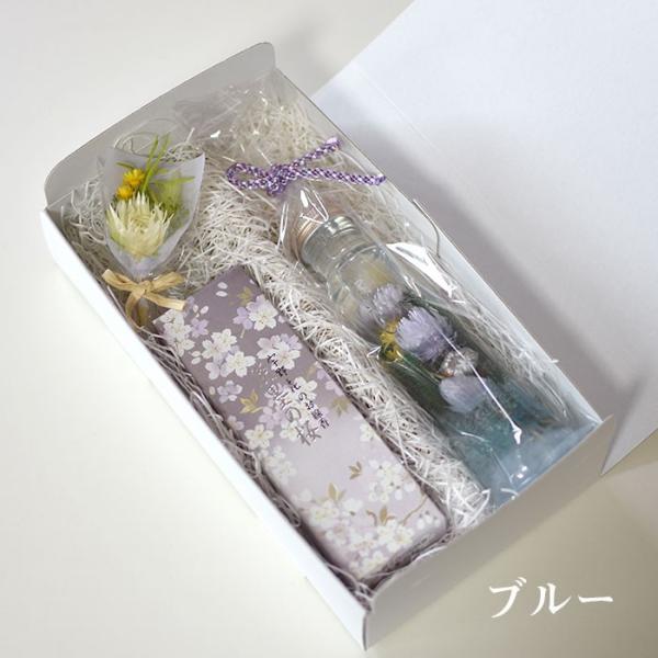 お線香と小さな花束のセットお仏壇や納骨堂用のハーバリウムです。供物ハーバリウム小さな花束のカラーはお任せになります。★ハーバリウムサイズ★縦約17cm  直径４.５cm★宇野千代のお線香★・淡墨の桜宇野千代（うのちよ）ブランドのお線香です。...