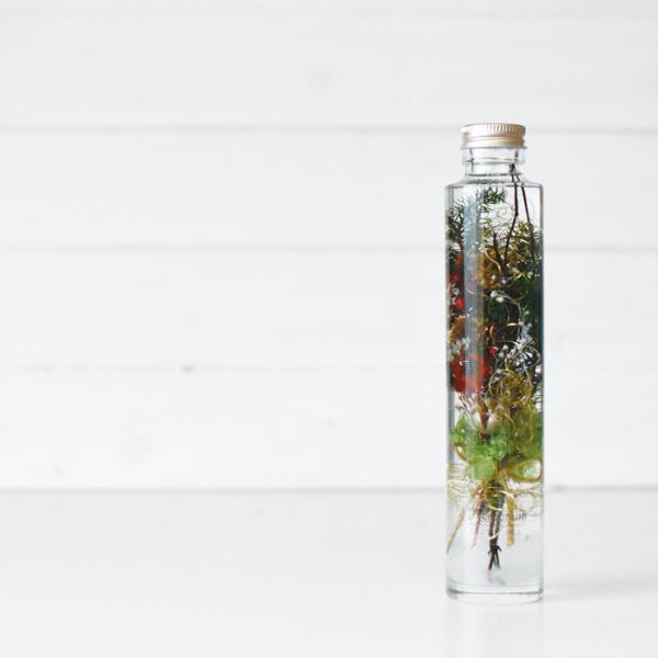 クリスマススワッグのハーバリウムです。雪がほんのり積もったクリスマスツリーのような雰囲気の作品です。サイズとキャップをご選択できます。サイズとキャップによって金額が変更になります。クリスマスハーバリウム 21.5cm 1本のお値段です。★ゴ...