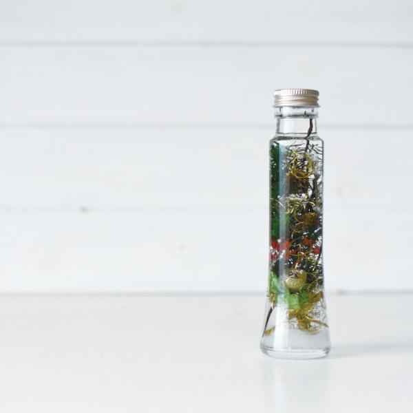 クリスマススワッグのハーバリウムです。雪がほんのり積もったクリスマスツリーのような雰囲気の作品です。サイズとキャップをご選択できます。サイズとキャップによって金額が変更になります。クリスマスハーバリウム１７cm 1本のお値段です。★ゴールド...