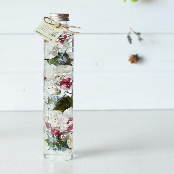 ヒイラギハーバリウム【サイズ】〇直径 4.5cm〇高さ 21.5cm★使用花材★ヒイラギ・アジサイ・ラスカス・かすみ草・ペッパーベリー★ギフトボックスを希望の方は、ギフトbox(￥250)を一緒にご購入ください。(通常配送はボトルを透明袋に...