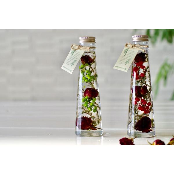 人気のバラとペッパーベリーを入れたハーバリウムです。★使用花材★バラ・ペッパーベリー・タタリカ・カスミソウC.ペッパーグリーンD.ペッパーピンク★ギフトボックスを希望の方は、ギフトbox(￥250)をご選択ください。作品1本のお値段です。★...