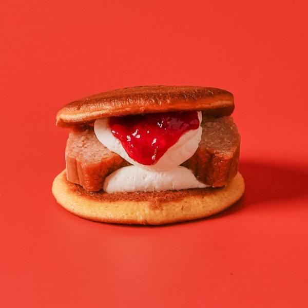 フランスの高級洋菓子テリーヌを贅沢に挟みました。奈良県産のブランド苺「古都華苺」を使用しこだわりの製法で焼き上げた濃厚テリーヌ×口溶けの良い生地×甘過ぎない生クリームが絶妙なハーモニー。まるでケーキのようなどら焼きをお楽しみ下さい。【商品内...