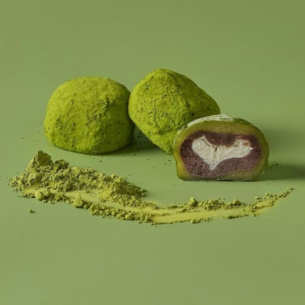 奈良県の名産大和抹茶を使用した奈良ならではの大福。職人が生地を蒸気窯で練り上げ、包餡機で3重包餡いたします。管理された温度で絶妙なタイミングで100%大和抹茶をまぶします。大和抹茶が織りなす濃厚な甘みと香りをお楽しみください。【商品内容】大...