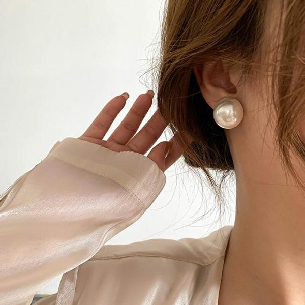 大ぶりサイズで顔周りをパッと華やかに仕上げてくれるフェイクパールピアス。まとめ髪から見える雰囲気も可愛い?普段使いから結婚式のお呼ばれ、パーティーなど華やかなシーンにもぴったりなアイテム◎材質プラスチック / 合金備考※画像はご覧になってい...