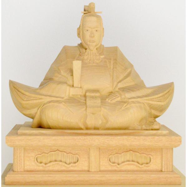 ◆仕様　本体：井波彫刻　　　『天神様』木彫（菅原道真公）　寸法：八寸　材質：欅（けやき）　収納形態：桐箱◆作家：四代目　加茂 蕃山（かも ばんざん）　所属：日展特別会員・日展審査員　師：父　三代目　加茂蕃山　（現代の名工・卓越技能者）　昭和...