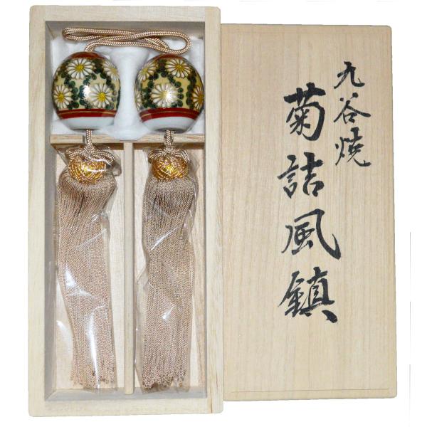 ◆サイズ・玉部：幅 4 × 高さ 4.5cm・房部：長さ 約26cm ◆仕様 　玉：九谷焼　菊詰　房：人絹　房の色目：ベージュ　収納形態：桐箱◆注意事項　風鎮の玉部分は九谷焼きの菊詰を使用。　高級感溢れる代表的な絵柄です。　※掛け軸に飾る際...