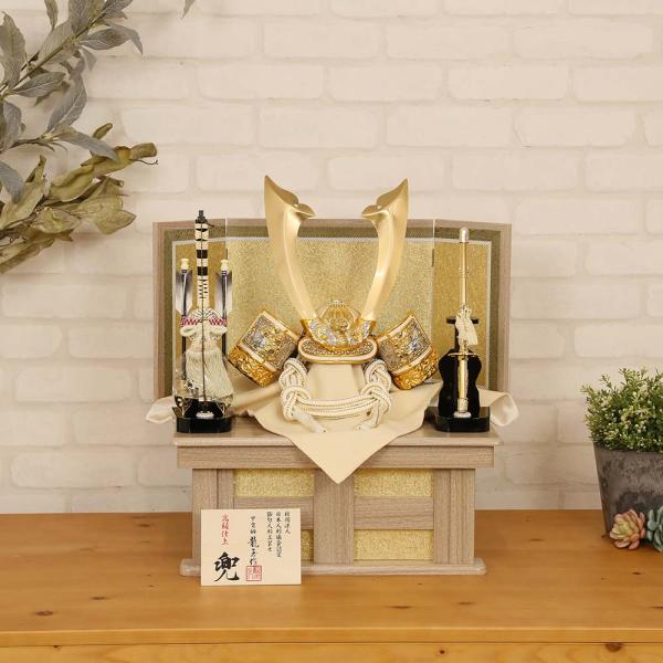 コンパクトなサイズの、兜収納飾りシリーズ「人形広場×箕浦周蔵作 オリジナル 10号兜立体中鍬形兜セット」の兜飾りです。吹返しには縁起が良いとされる“向かい龍”がほどこされ、長いゴールドの鍬形がおしゃれな兜飾り五月人形です。※兜は、着用できま...