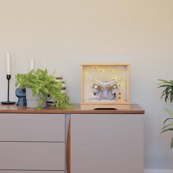 白木風な木枠のガラスケースに、6号兜を合わせた、コンパクトなサイズでありながらも、金銀の鍬形や前立てが勇壮で見映えがよい、人気の3武将の兜飾りです。横幅30cmとかなりコンパクトなケース飾りで収納時も場所をとらず扱いやすいです。【サイズ共通...