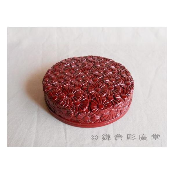 鎌倉彫　丸小箱　菊小さな箱です。小物入れとしてお使いください。 サイズは、おおよそ9.5cm、高さ2.5cmです。 切手やアクセサリー類、薬などを入れる小物入れの小箱として使えます。キズが付き易いですので、金属類を入れる場合は布など敷いてく...