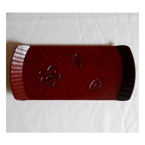 鎌倉彫　長方小皿　桜のちらし長方小皿の大きさは、おおよそ、縦８．５ｃｍ、巾１８．５ｃｍです。 長方型の小さなお皿です。漆塗りは乾口塗（ひくちぬり）です。＝＝＝＝＝＝＝＝＝＝＝＝＝＝＝ご自分用に「鎌倉彫」を普段使いしてみませんか？「彫刻」と「...