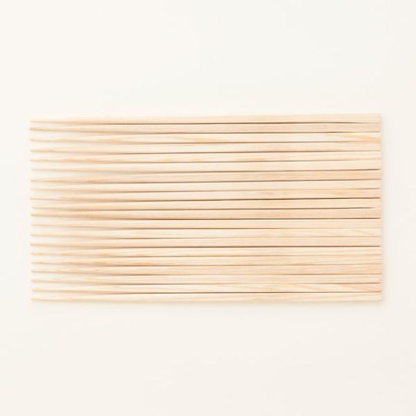 無垢材をなめらかに研いだおもてなし用の「四角箸」。お祝いごとやケータリングなど、環境に配慮しながらお箸を一度だけ使用したい場面にお使いいただけます。hashi-cooでは、1本1本磨きあげることでまるでからだの一部になったような使い心地と、...