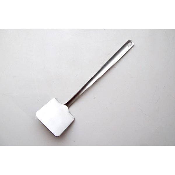 「返す」「炒める」「押し付ける」「押し切る」を一本で行える機能性に優れたターナー。【品名】すくいやすく返しやすいターナー【サイズ（約）】W72×D60×H275mm【素材】18-8ステンレス【重量（約）】65g【生産国】日本【備考】継ぎ目の...