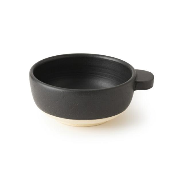 萬古焼の産地として知られる三重県菰野町に工房を構える山口陶器のオリジナルブランド［かもしか道具店］の「とんすい」です。【品名】とんすい【カラー】黒【入数】1個【サイズ（約）】W15.3cm(φ13cm)×H6cm【素材】陶器 【重量（約）】...