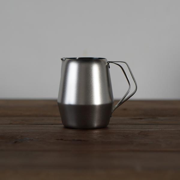 持ちやすく設計された取っ手とキレのいい注ぎ口が特徴。本体と注ぎ口を一体に見せる溶接加工は、熟練の職人が一つずつ丁寧に仕上げたこだわりの仕様です。家庭だけでなく飲食店でも愛用されるほど、機能性が高いクリームポットです。【品名】クリームポット（...