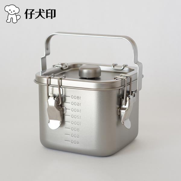 【品名】角給食缶ミニ【サイズ（約）】本体：内径140×140×深さ120mm（蓋閉総高さ134mm）【容量（約）】2.25L（満水時）【重量（約）】1,015g（蓋含む）【素材】本体：ステンレス鋼（クロム19％） 厚さ1.0mm、ハンドル：...